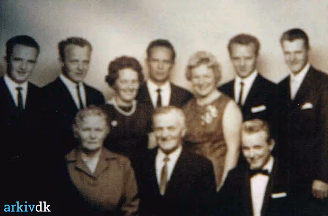 arkiv.dk | Familiebillede af Ellen og Sigvald Berg med voksne børn.