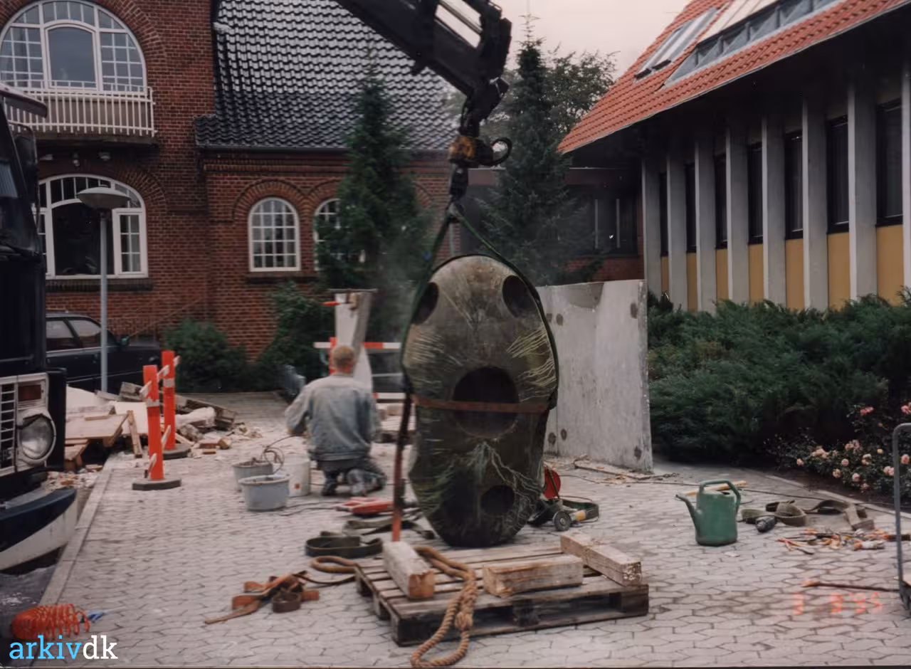 arkiv.dk | Billeder fra opsætning af skulptur foran Gørlev rådhus.