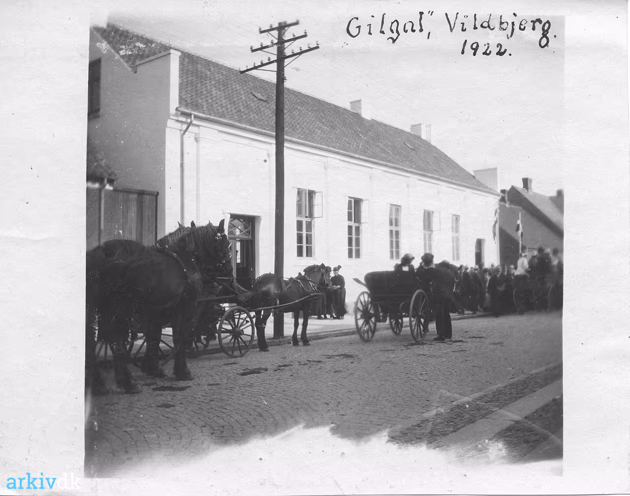 arkiv.dk | Hestevogne foran missionshuset "Gilgal" i Vildbjerg