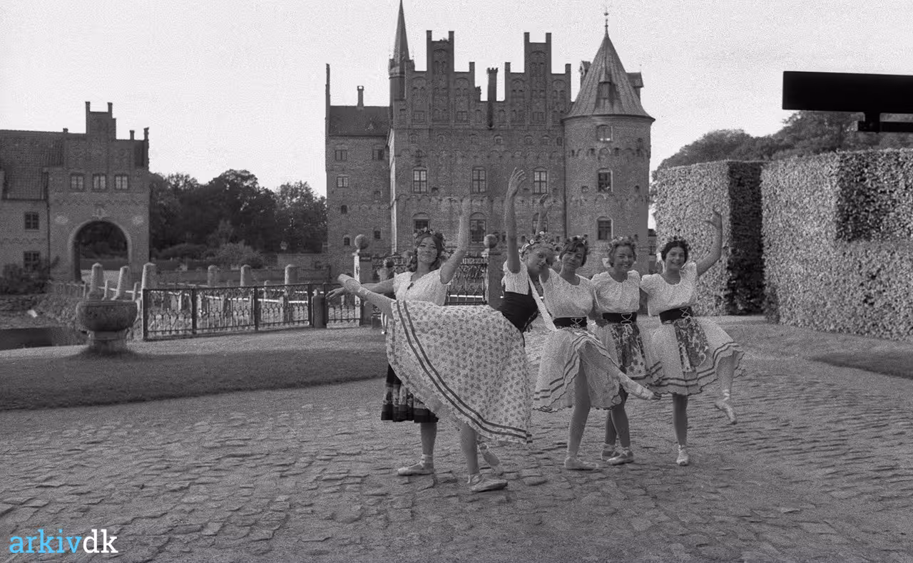arkiv.dk | Ballet i Egeskov Slotspark, august 1972