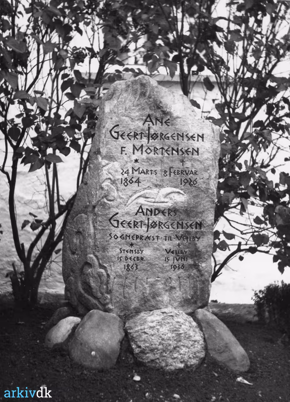 arkiv.dk | Sognepræst Anders Geert-Jørgensen og hustrues gravsten, 1936