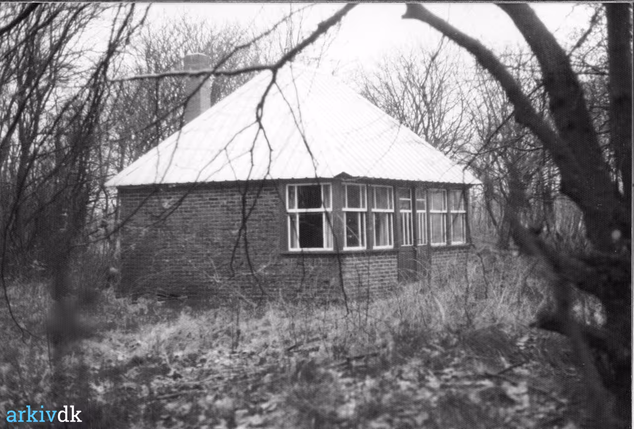 arkiv.dk | Resterne af lysthuset eller pavillonen i EL-værkets have ved Tim vandmølle.