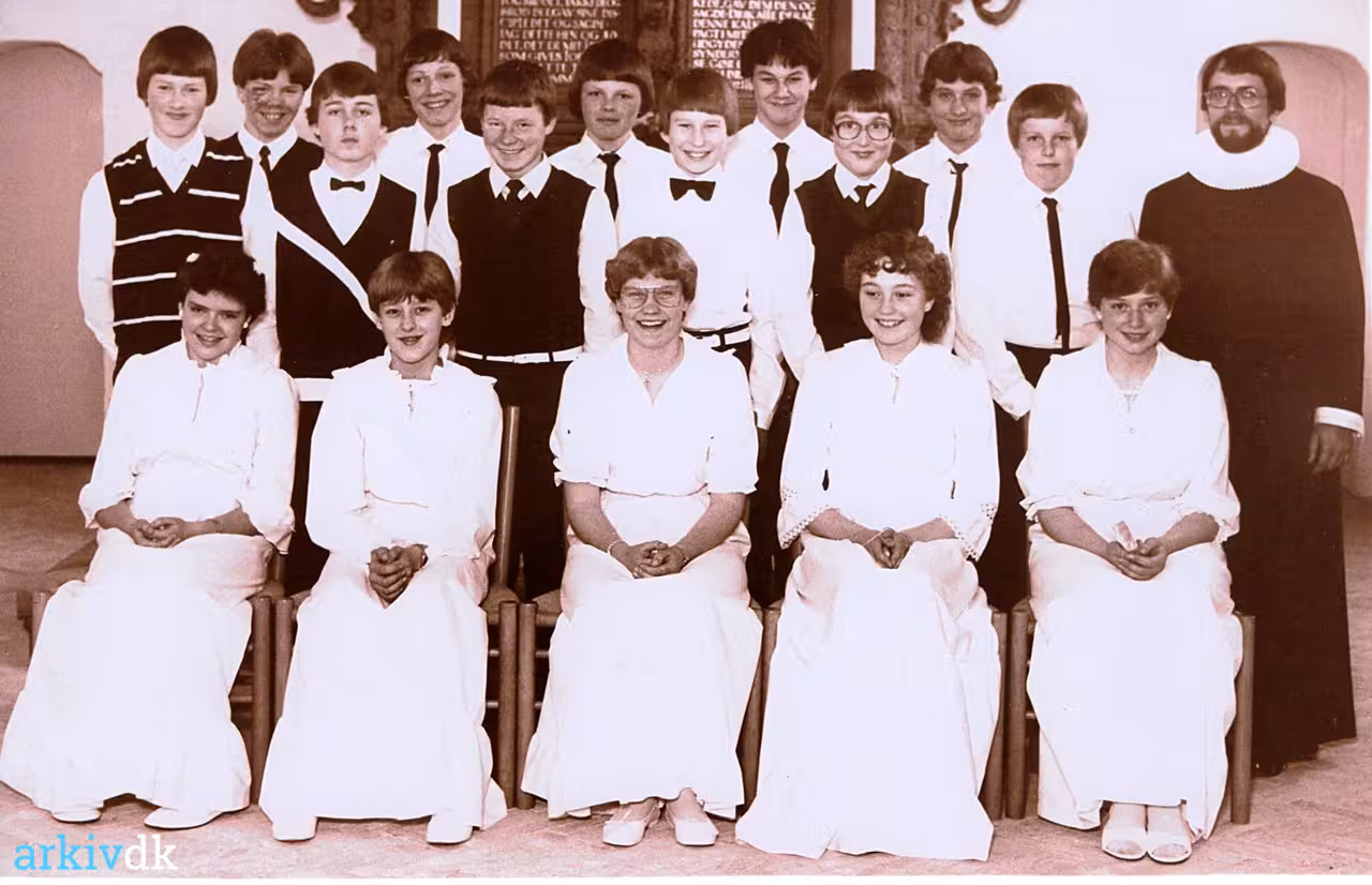 arkiv.dk | Konfirmandhold fra Kundby kirke 1983.