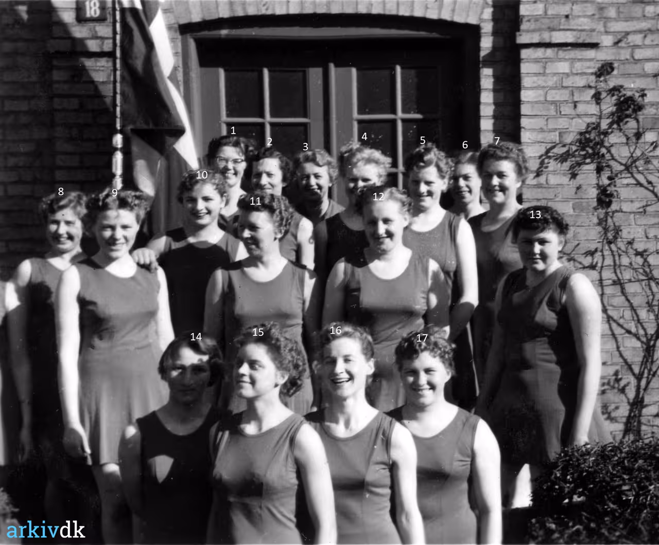 arkiv.dk | Gelsted gymnastikpiger ved Lilleskolen / Stationsskolen, 1958-60, Gelsted sogn