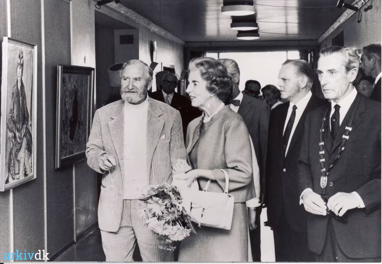 arkiv.dk | Motiv: Erik Øigaard, Kjeld Lind, Dronning Ingrid og Karl Larsen ser på de udstillede ...