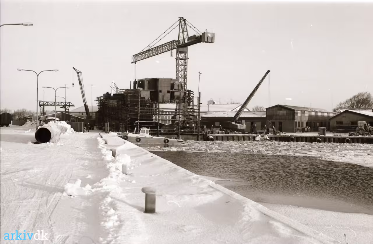 arkiv.dk | Vinterbillede fra Ringkøbing havn med Nordsøværftets kran.