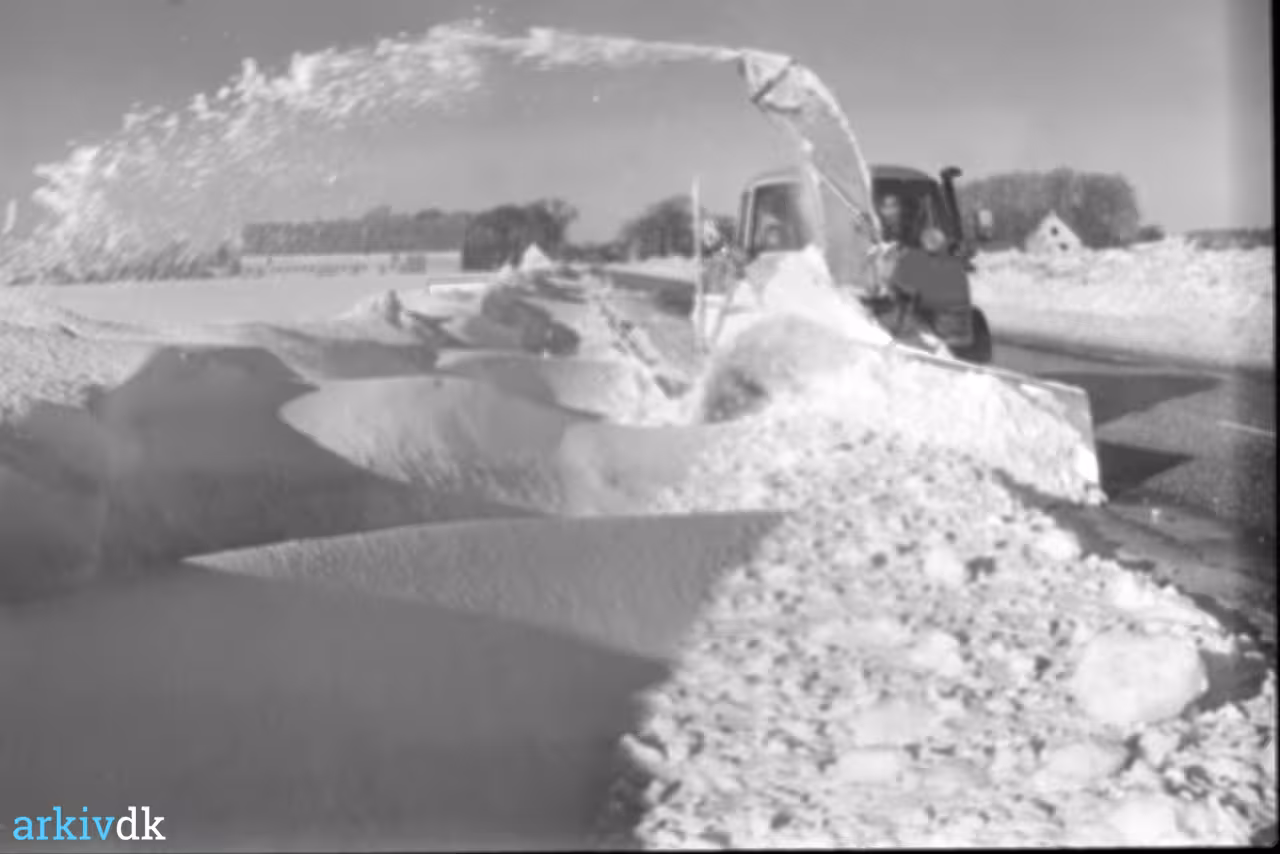 arkiv.dk | Sneplov kæmper med snedriverne.