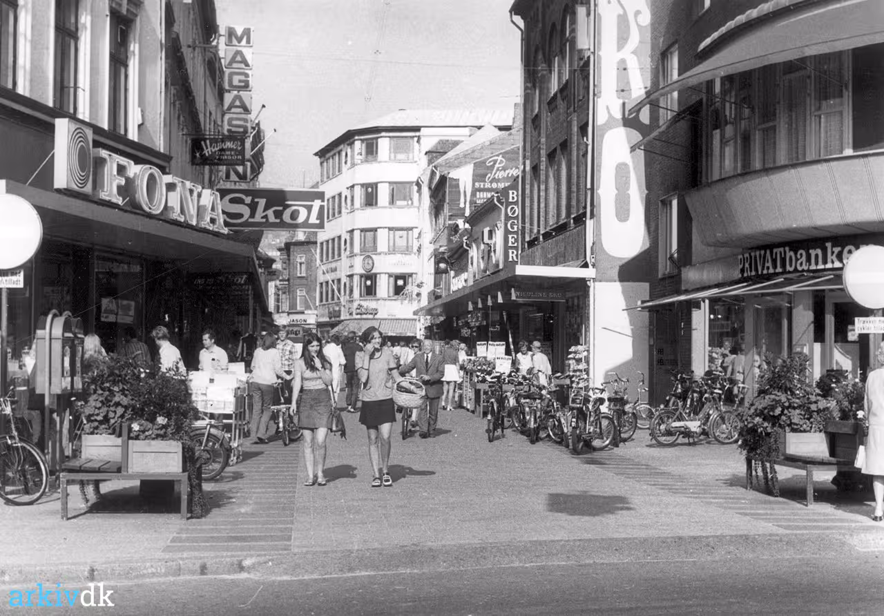 arkiv.dk | Vestergade set fra Kongensgade 1973 Billedet er set mod øst. Til højre i nr. 64 ses ...