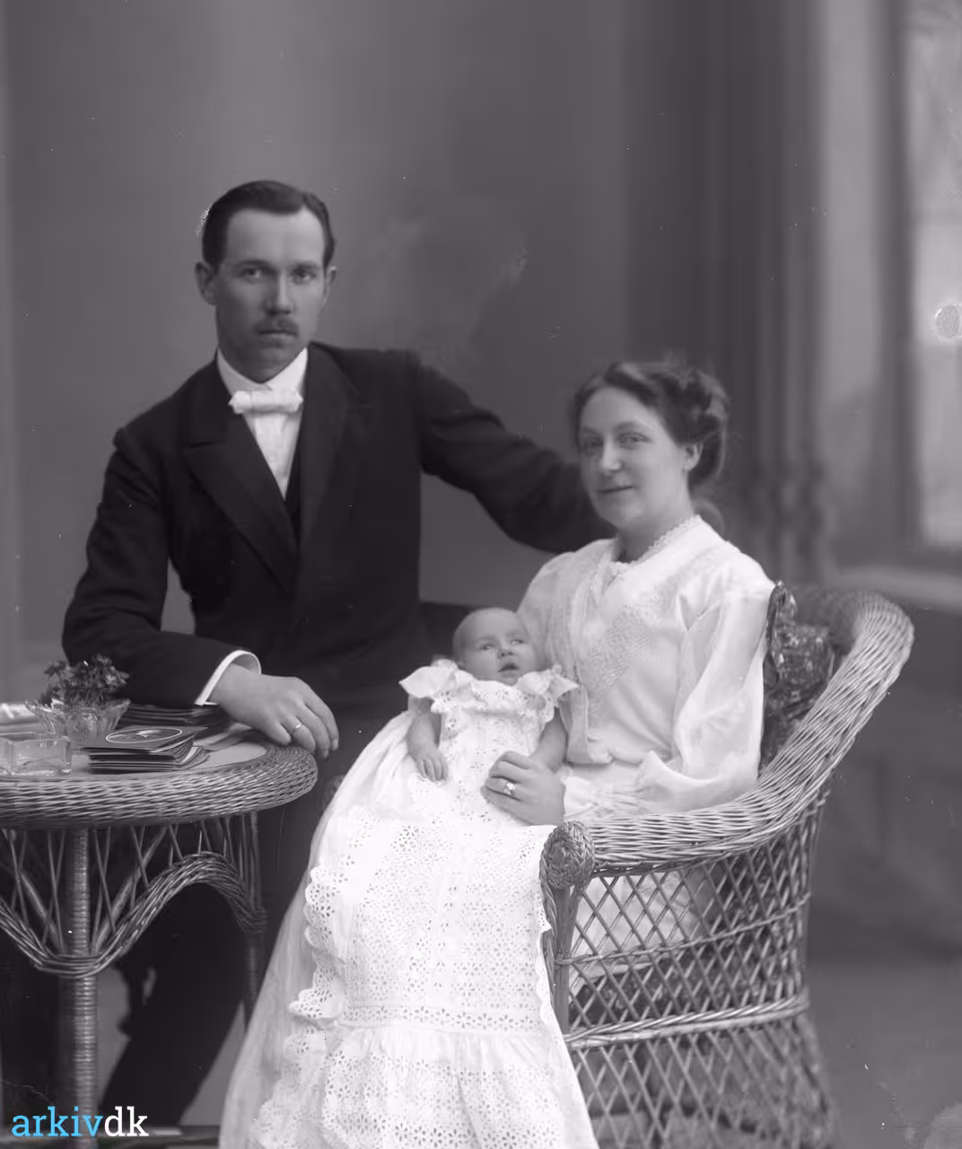 arkiv.dk | Portræt (barnedåb) - familien Schrøder, Vardevej 60, Vejle, 1916