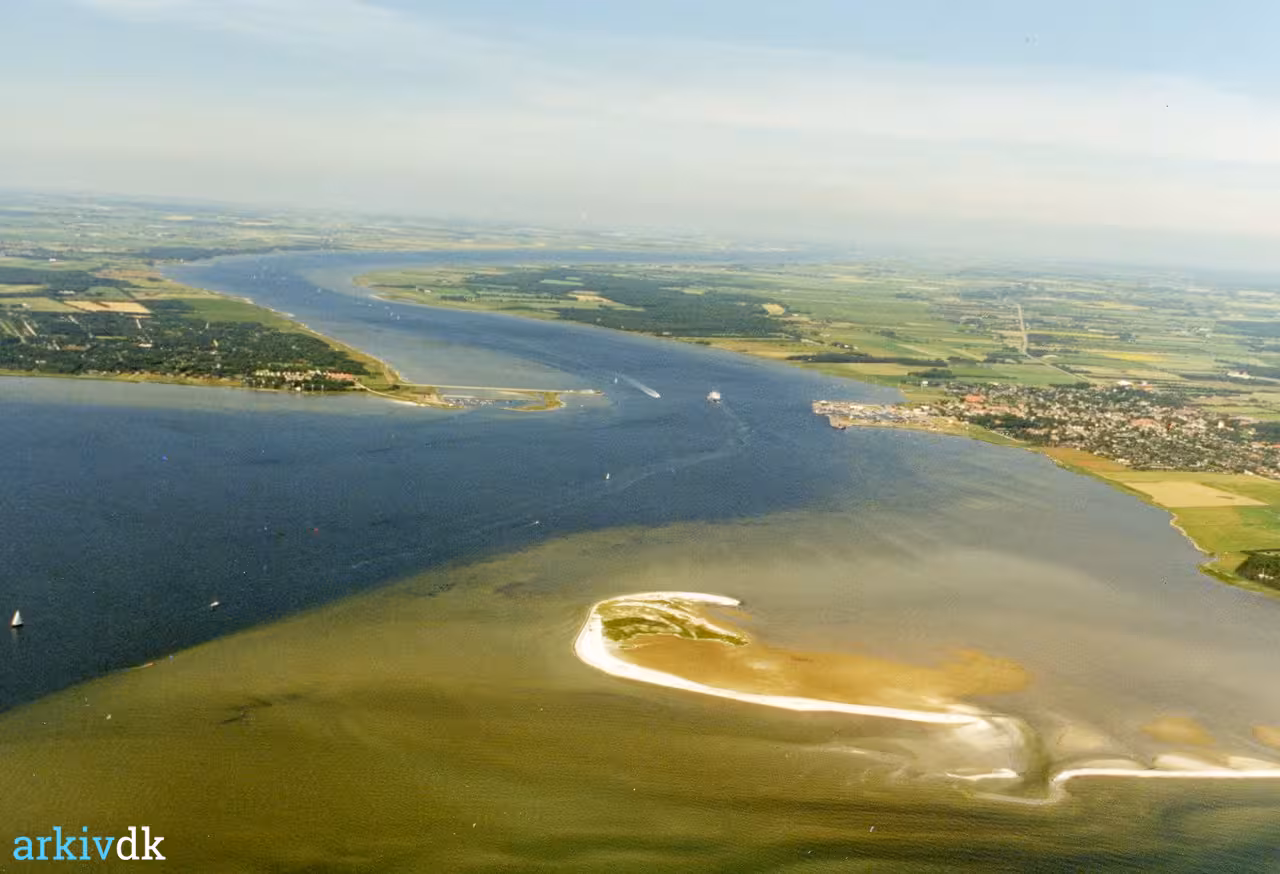 arkiv.dk | Sejlads ud og ind af Limfjorden ved Hals.