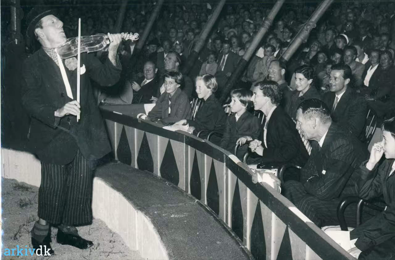 arkiv.dk | Kongefamilien i cirkus