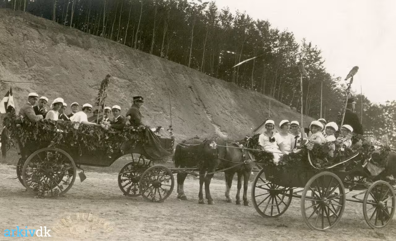 arkiv.dk | Studenter fra Vejle Højere Almenskole på køretur, 1914