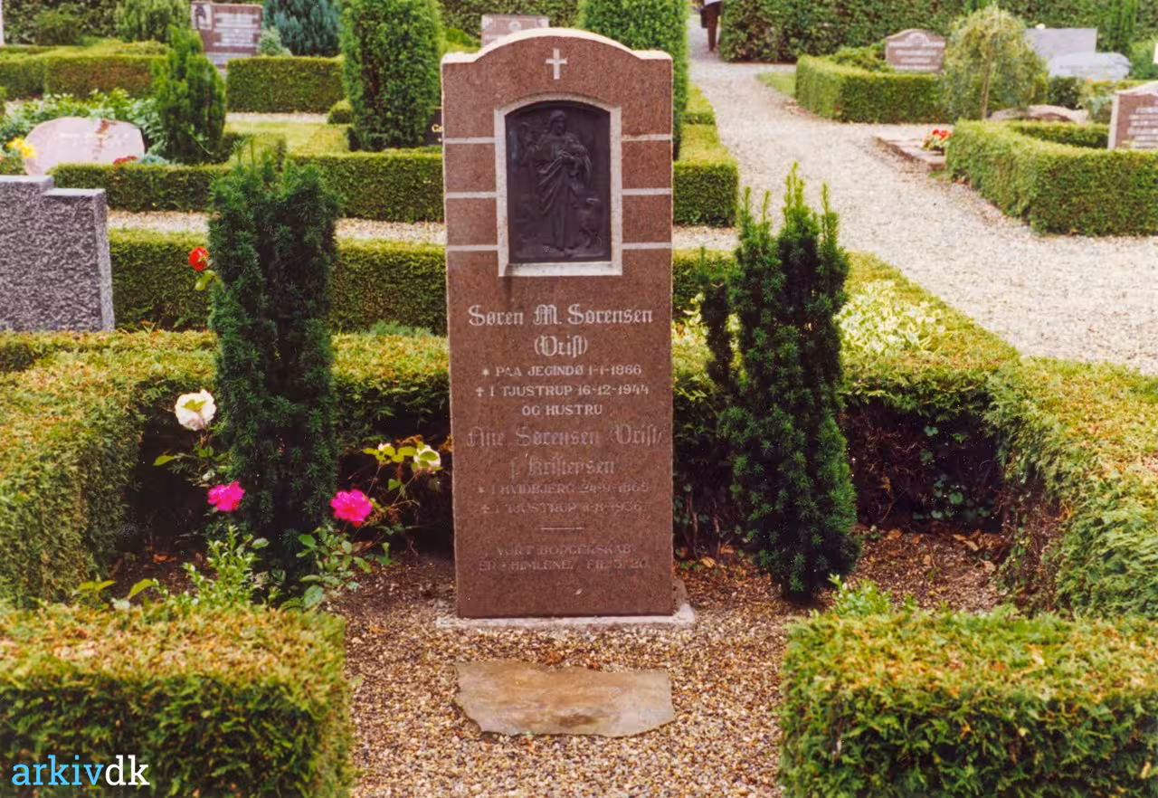 arkiv.dk | Ane og Søren Vrist Sørensen´s gravsten/gravsted, på Jegindø, ca. 1980