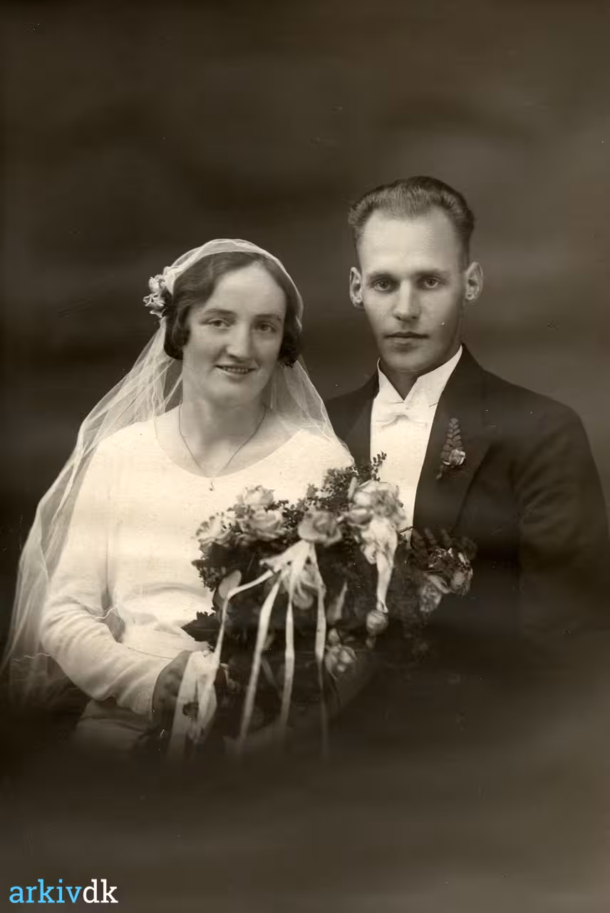 arkiv.dk | Brudebillede af Ester Marie Kristiansen og Magnus Hermansen, Skovlund, 1933.
