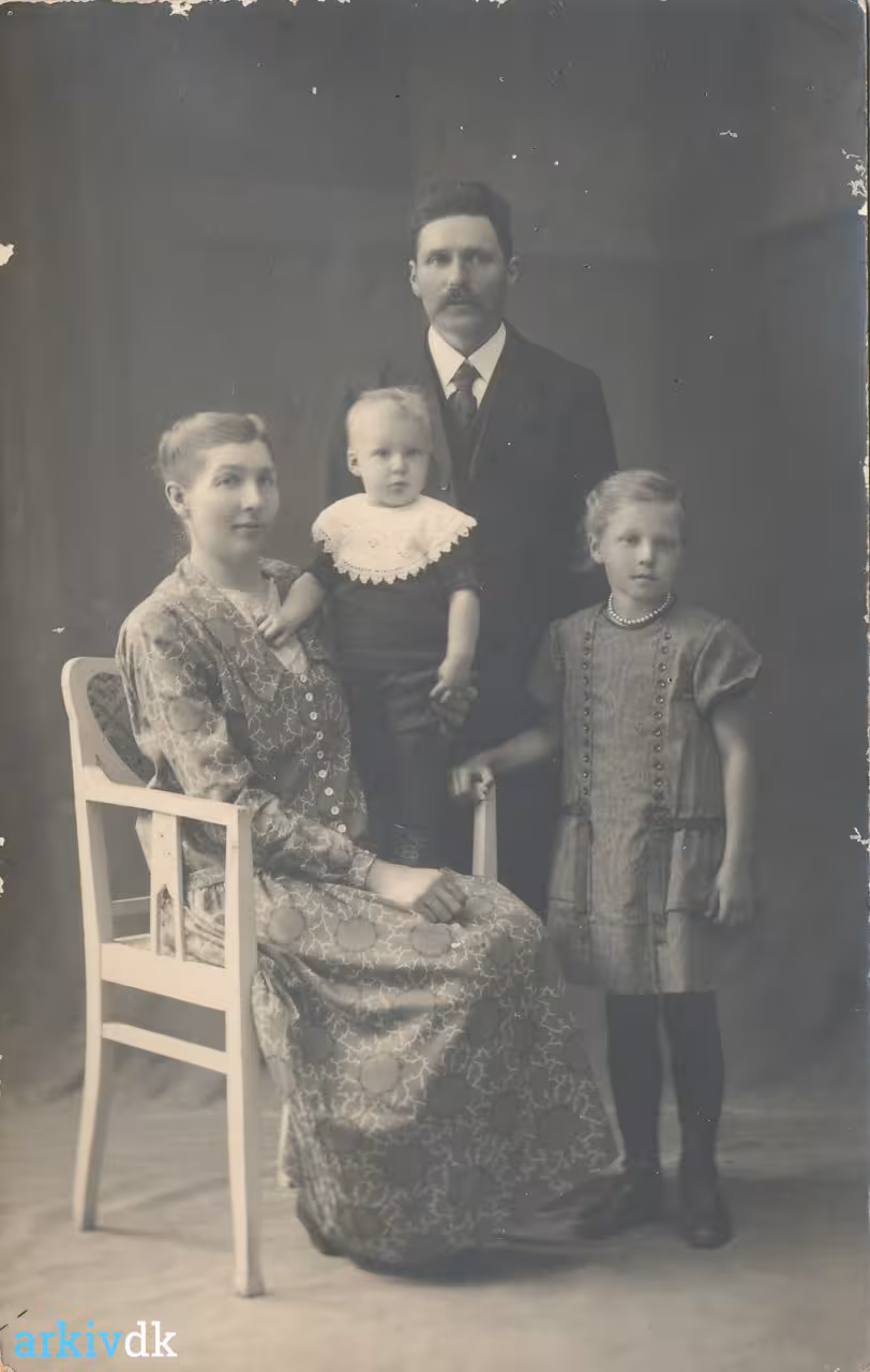 arkiv.dk | Ægteparret Ane Margrethe (1888 - 1989) og Niels Lund med børnene Richardt og Asta