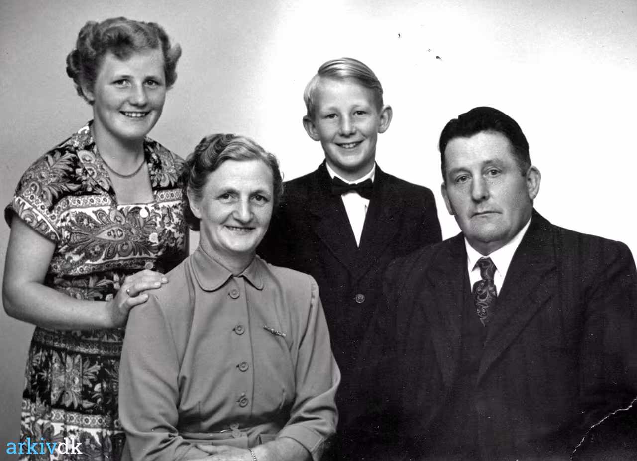 arkiv.dk | Johanne Marie, Anders, Else og Aksel Krogh, Sandbækvej 22