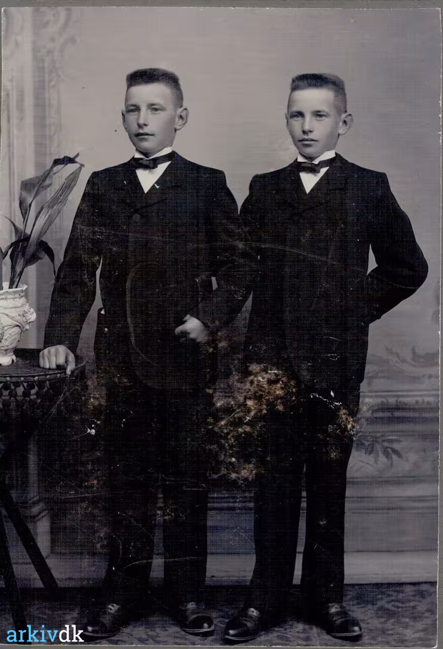 arkiv.dk | Tvillingeparret Hans og Lars Larsen, Strøby