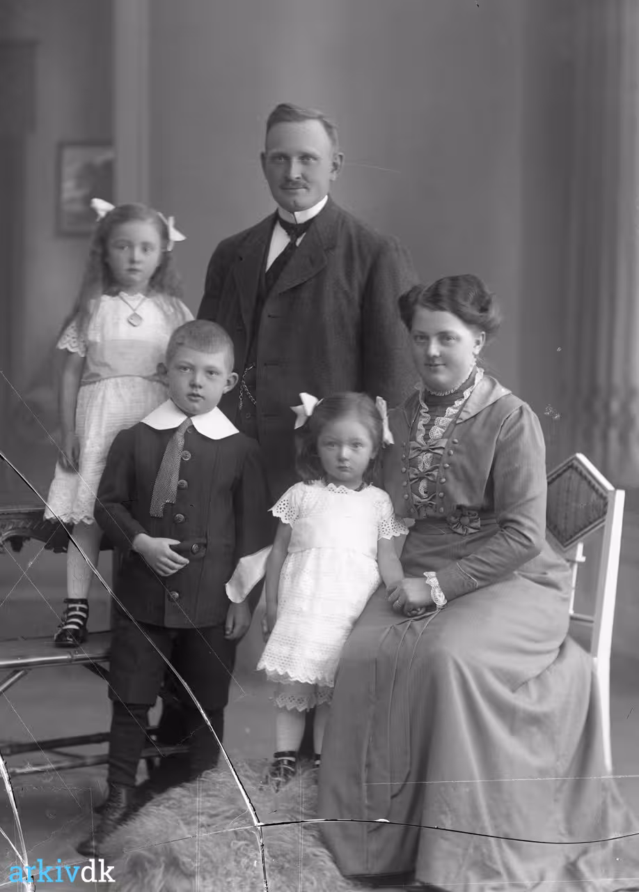 arkiv.dk | Portræt - familien Paulsen, Havnegade 20, Vejle, 1915