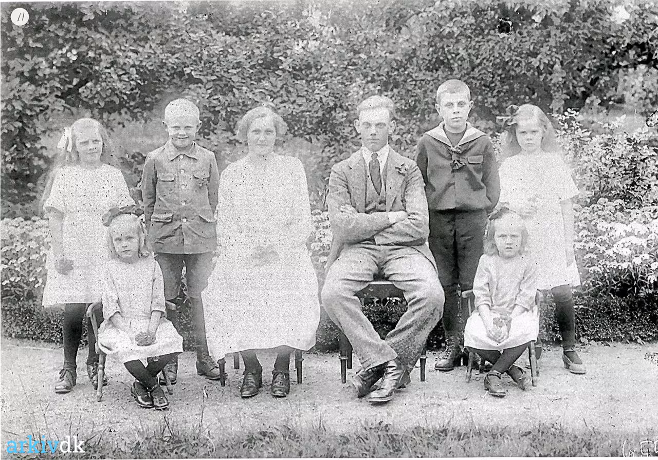 arkiv.dk | Familien Lunding, Christensen og Torp Ringer, Frørup. 2 familiebilleder af fætre og ...