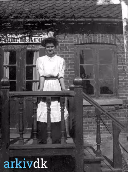 arkiv.dk | Helga Olsen foran Centralkroen