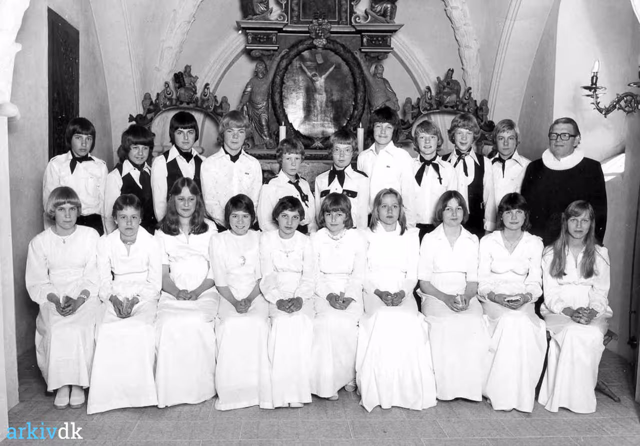 arkiv.dk | KONFIRMANDER I HØRNING KIRKE, MED PASTOR JØRGEN MICHAELSEN. 1978