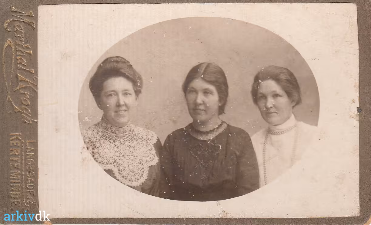 arkiv.dk | Portræt af Christine Marie "Mornine" Mackie f. Warberg, Alhed Marie Larsen f. Warberg ...