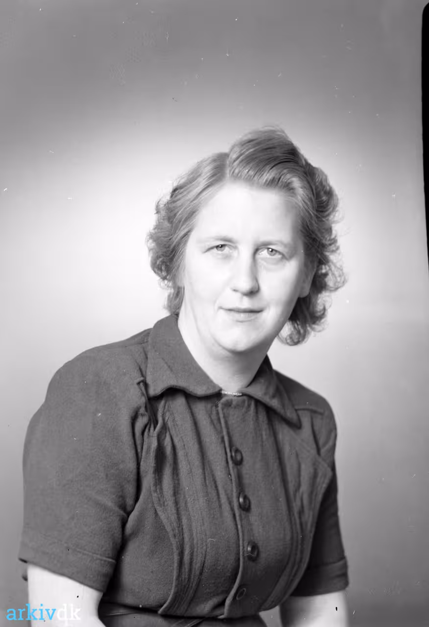 arkiv.dk | Pasfoto - Bestiller/Navn: Christensen, Fru Gudrun, Blansstrand