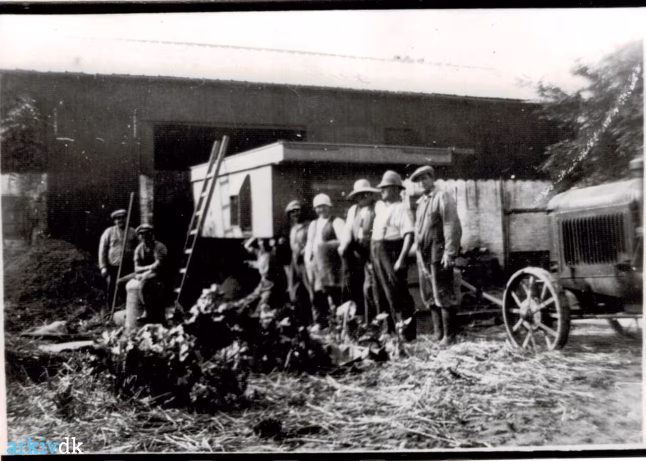 arkiv.dk | Hollevej Tærskeværk hos N.P. Nielsen Holle.
