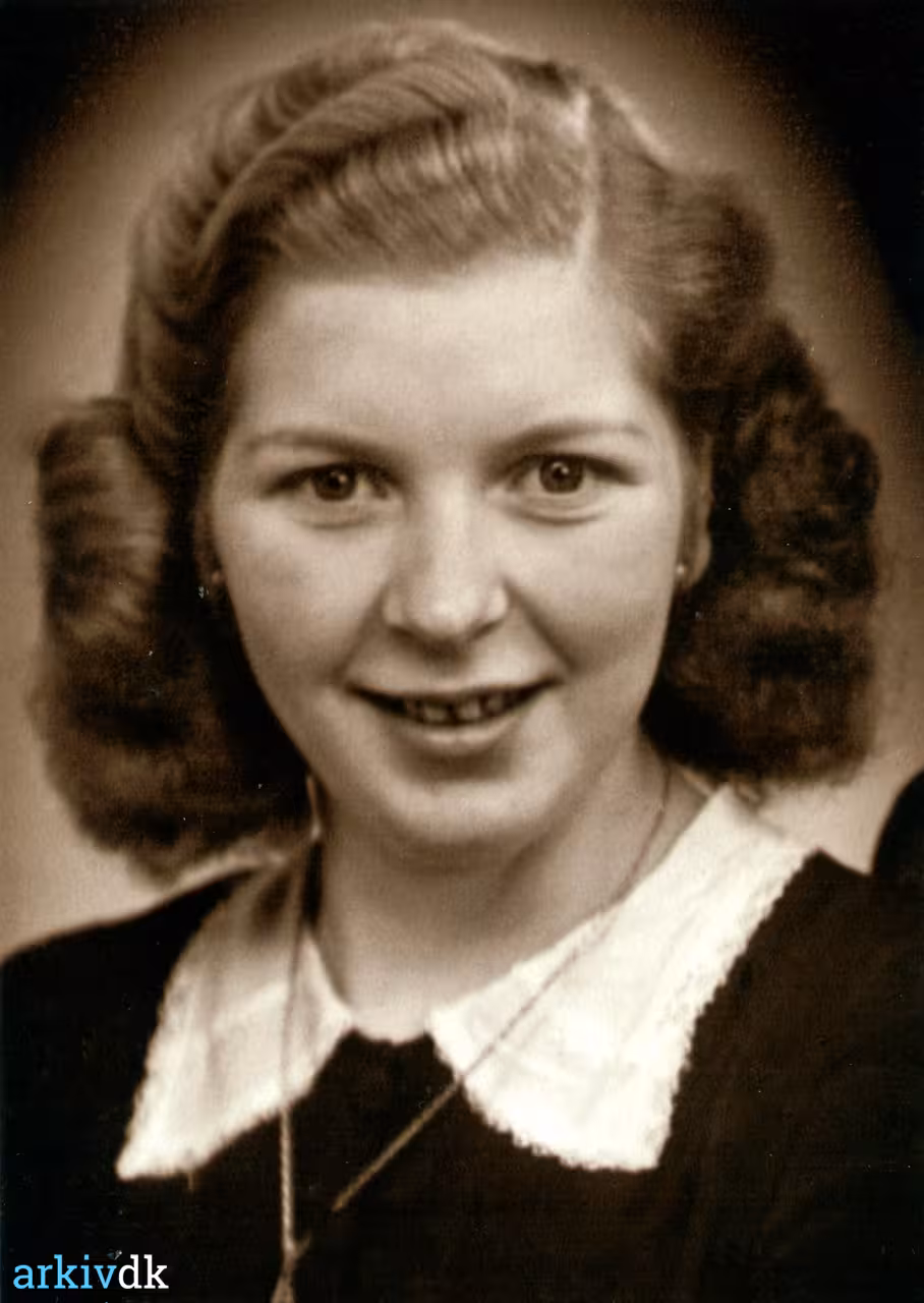 arkiv.dk | Helga Margrethe Nielsen f. Jensen, Skovlund. Portræt ca. 1950.