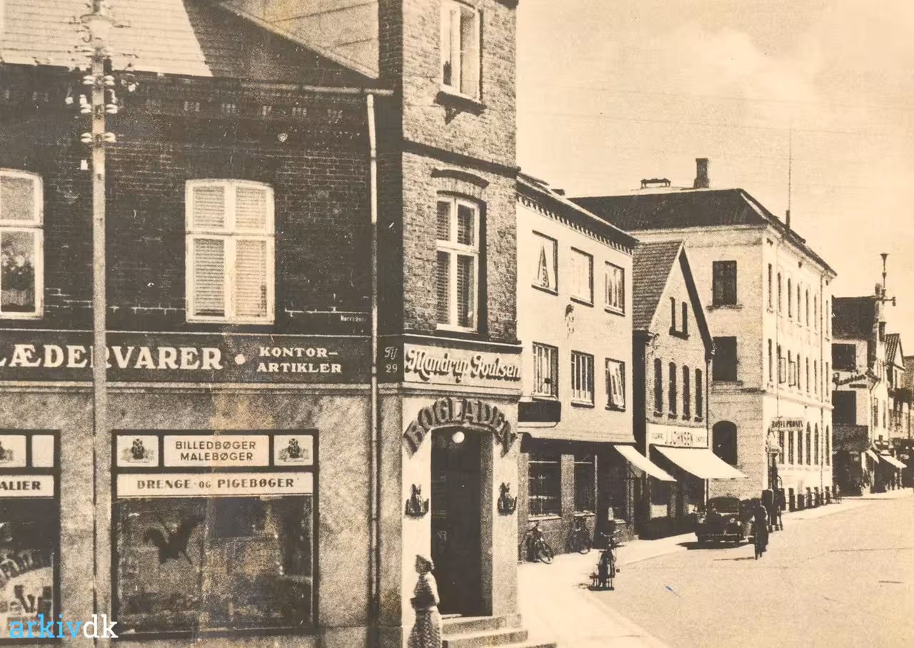 arkiv.dk | Mandrup Poulsen`s forretning Bogladen, Hjørnet af Bredgade - Nørregade