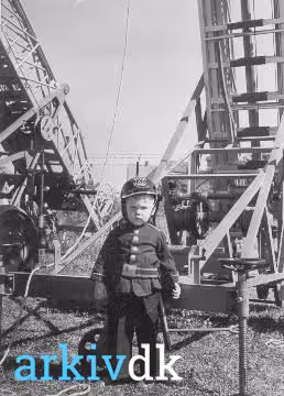 arkiv.dk | 69.89 Brandvæsen. Den lille brandmand er Johnny Schmidt.