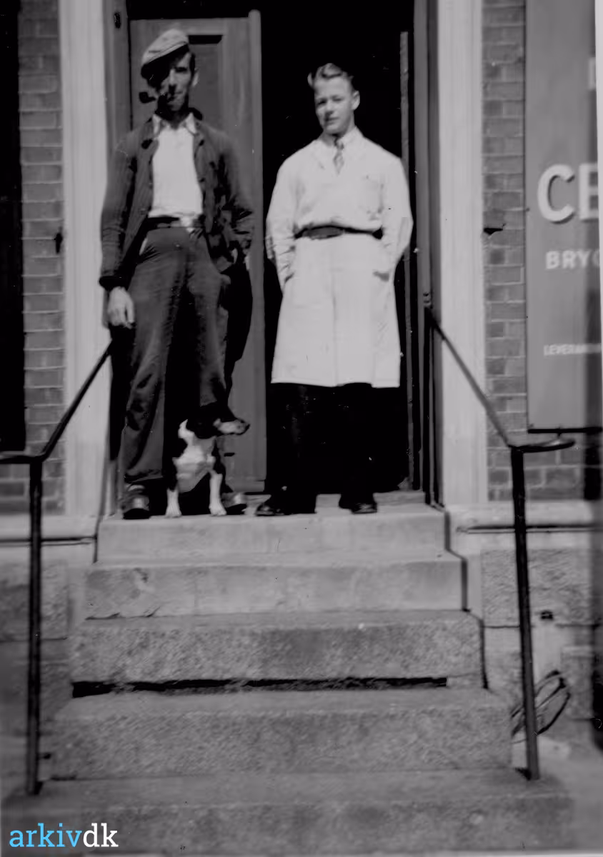 arkiv.dk | Walther Johansen og købmand B. Holtens kommis