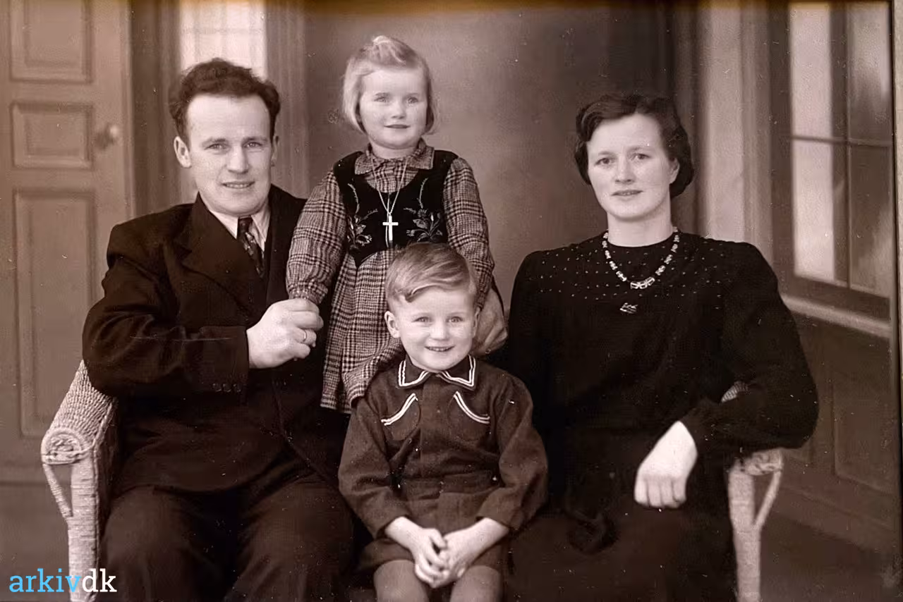arkiv.dk | Peter Marentius og Margrethe Kristensen med børnene Valborg og Villy, Kragelund