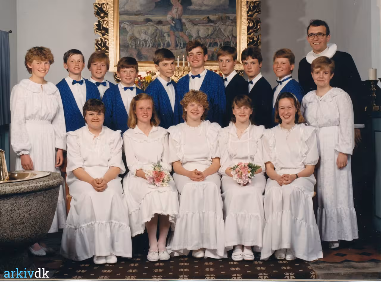 arkiv.dk | Konfirmander Bejsnap kirke 4. maj 1986, v/pastor Hans Vestager.