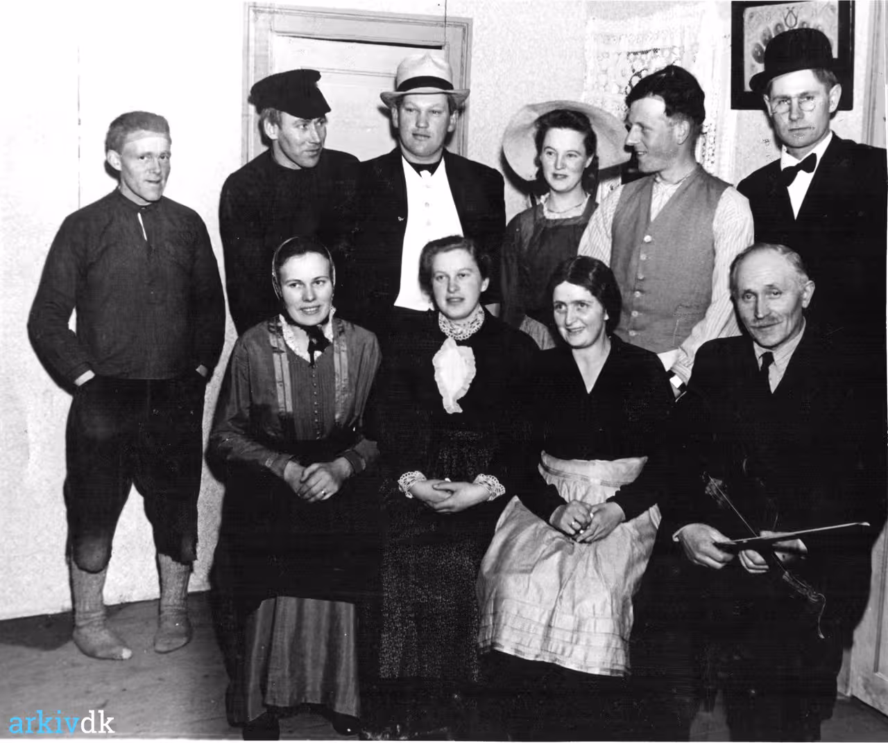 arkiv.dk | Dilettant. Todbjerg Sportsplads' Dilettanter. ''Hygge i hjemmet''.