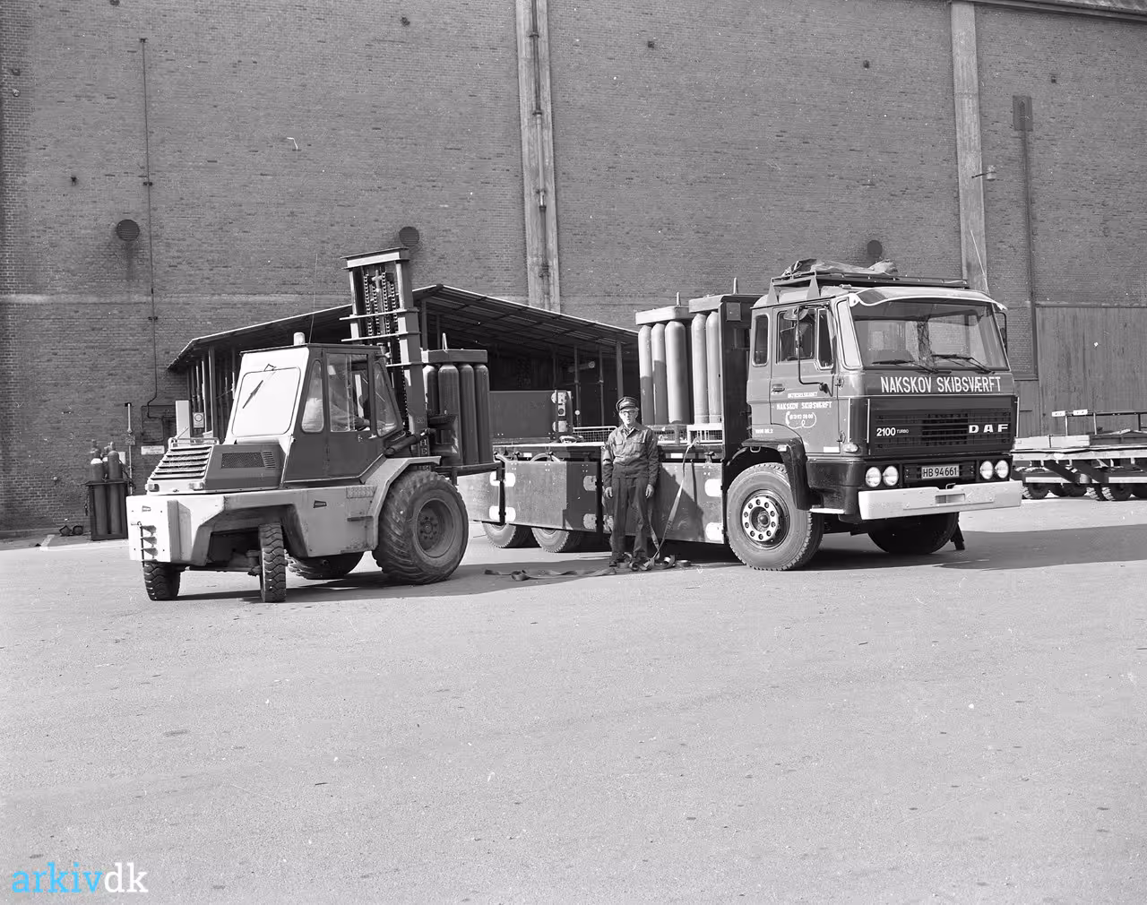 arkiv.dk | Ny lastvogn til transport at gasbatterier, Nakskov Skibsværft. Billedserie