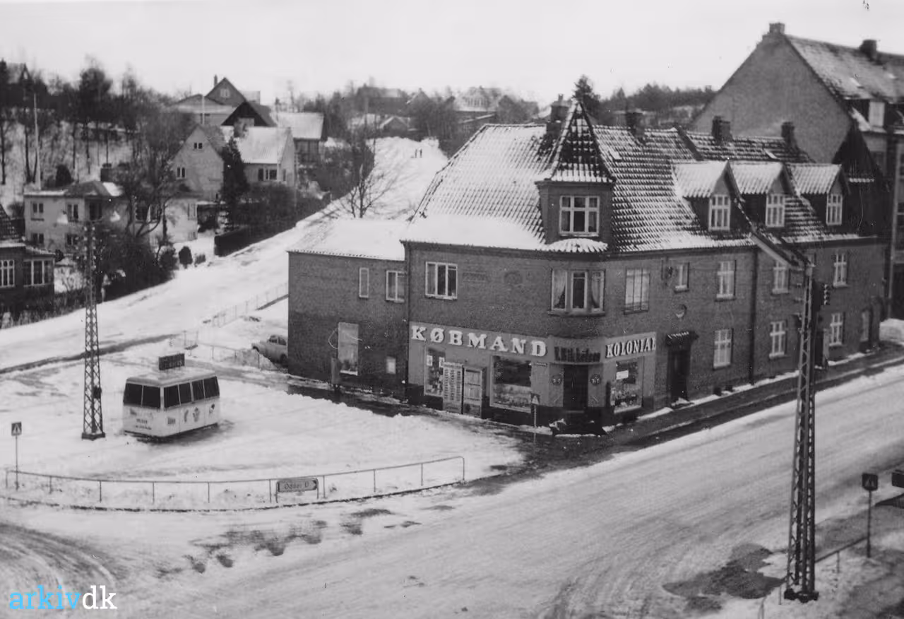 arkiv.dk | Oddervej 67. Vinterbillede af købmand Ejner Mikkelsens butik og pølsevognen ved ...