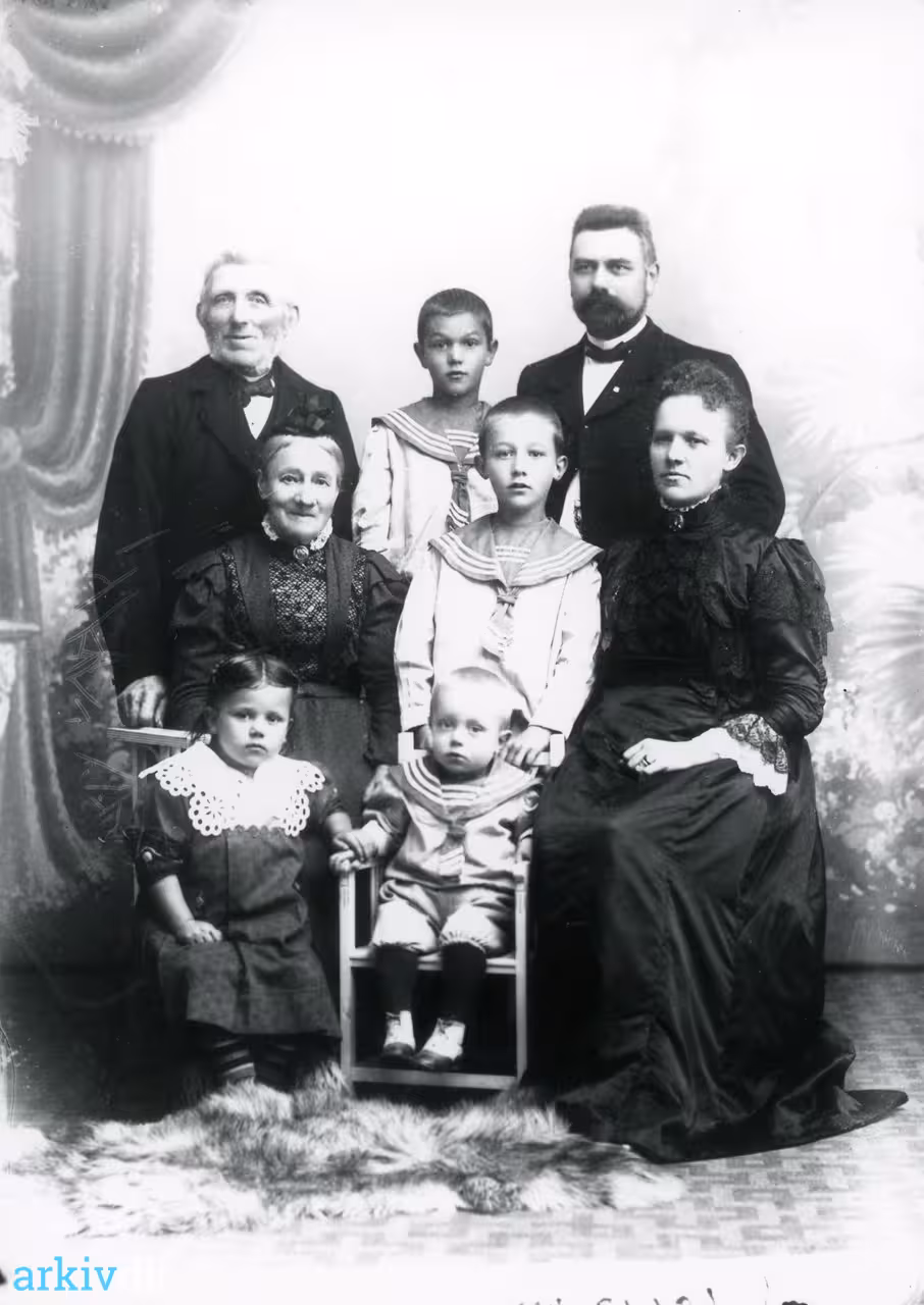 arkiv.dk | Portrætfoto af Sognepræst Niels Peder Nielsen med familie, 6823 Ansager