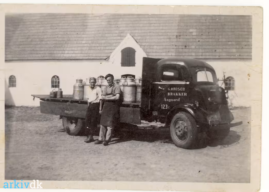 arkiv.dk | Vognmand Gudmund Hansen, Brakker´s Ford Thames, ved bilen ses Bent Christensen og ...