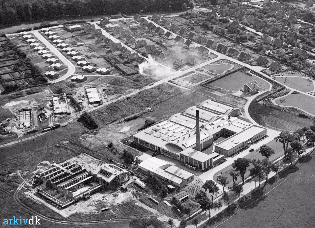 arkiv.dk | Luftfoto af Vejle Dampvæveri A/S på Nørremarken, Vejle, september 1950