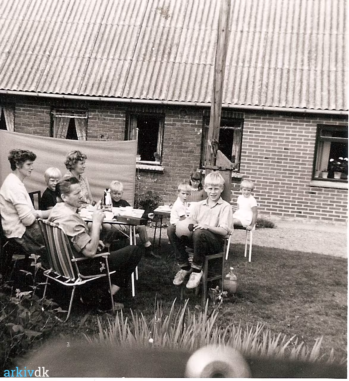 arkiv.dk | Familien Nielsen i Kathrinelyst paa Gjelleroddevej 31,1965-67