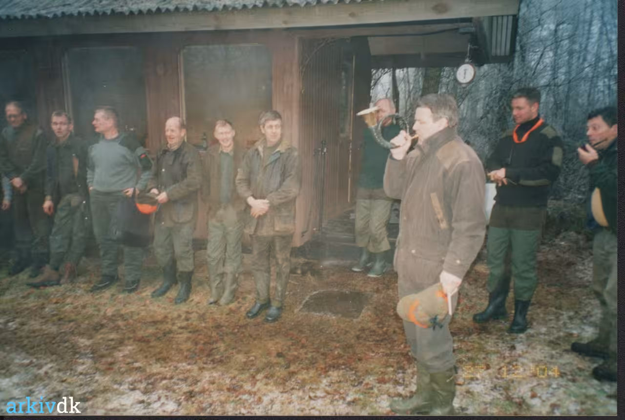arkiv.dk | Jagtselskab i Bækhede Plantage f.v.2.Jørgens Frank-Jørgen Hansen-Johannes Søndergård ...