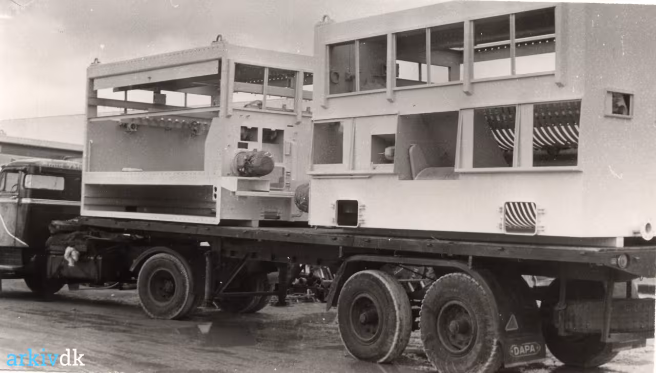 arkiv.dk | Ny tappemaskine ankommer til Faxe Bryggeri.