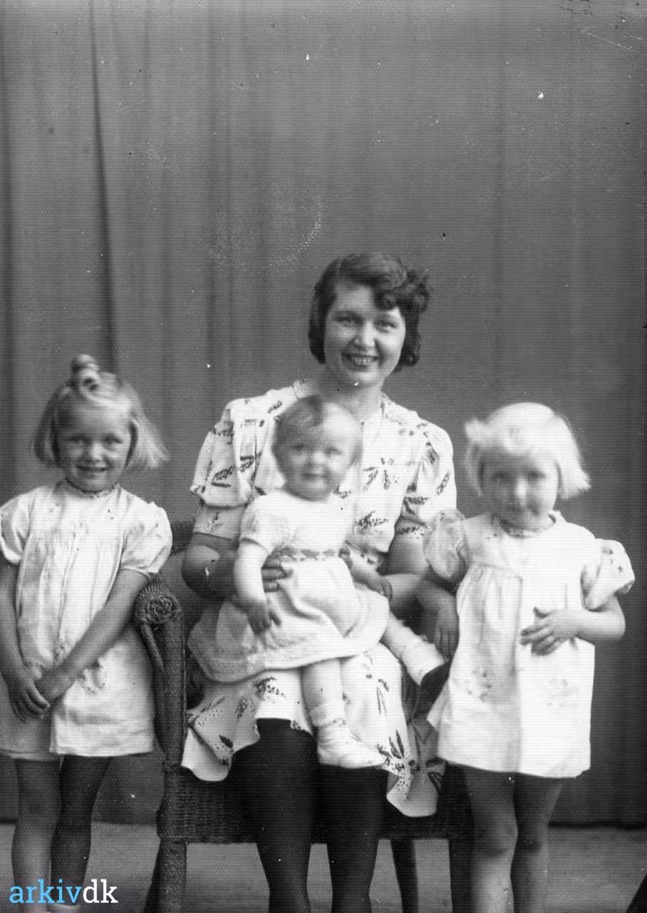 arkiv.dk | Fru Mikka Nielsen med børn