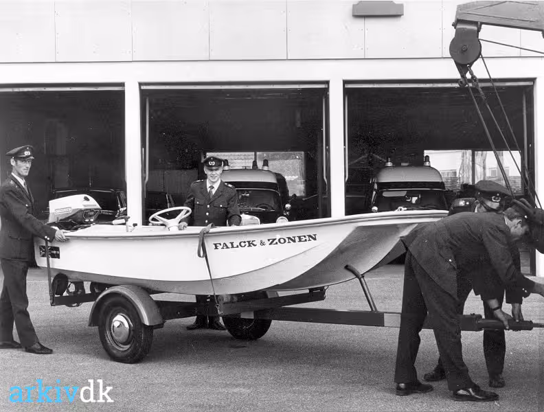 arkiv.dk | Reddere prodser redningsbåd på kranvogn. Falck-Zonen, Helsinge.