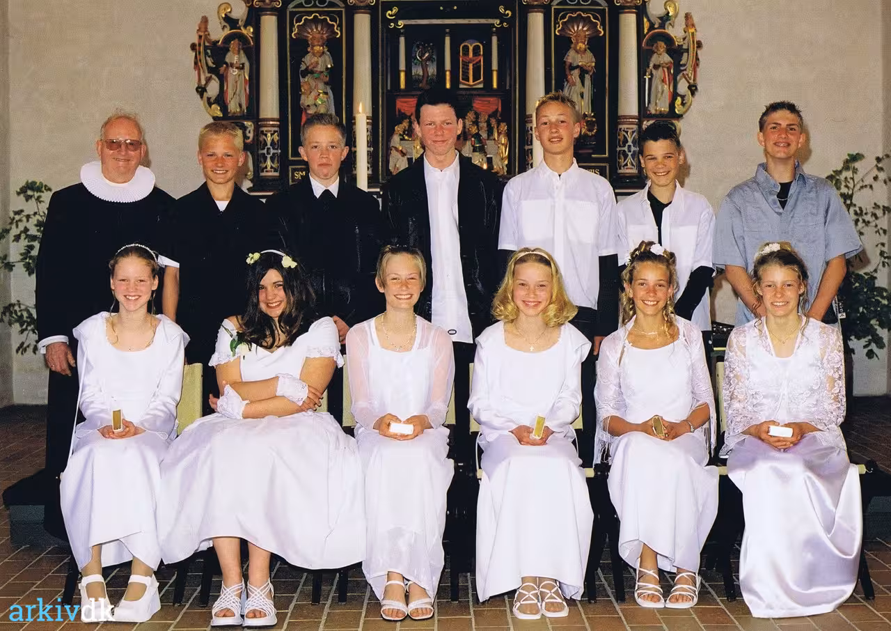 arkiv.dk | Konfirmation i Gudum Kirke 2001