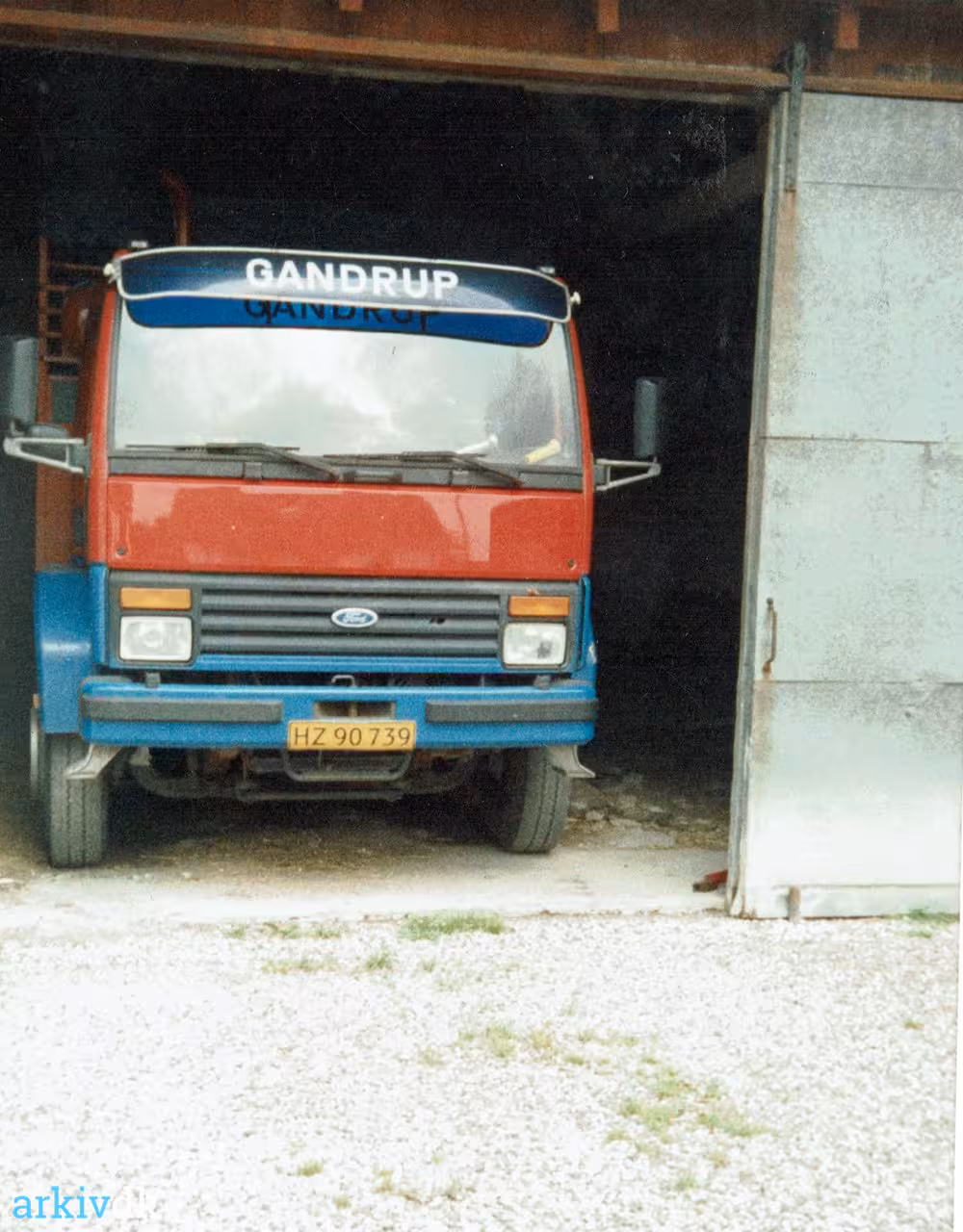 arkiv.dk | Ford Lastbil i garage på Loftbrogård, Aalborgvej 256, Gandrup