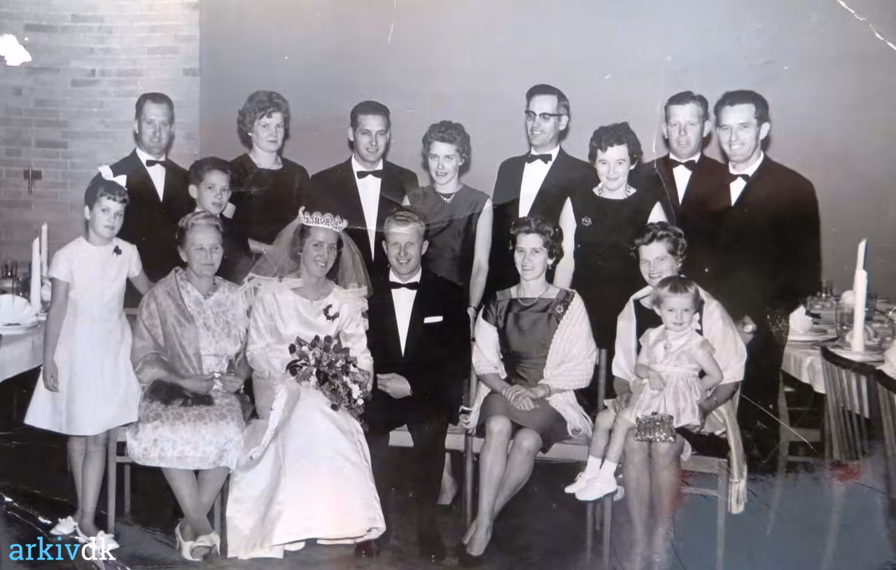 arkiv.dk | Billede af brudeparret Etly Knudsen og Jens Kristian Østergaard Pedersen 23-10-1960.