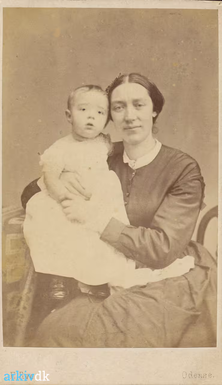 arkiv.dk | Johannes Larsen som et-årig med sin mor, Wilhelmine Christine Larsen, f. Bless.