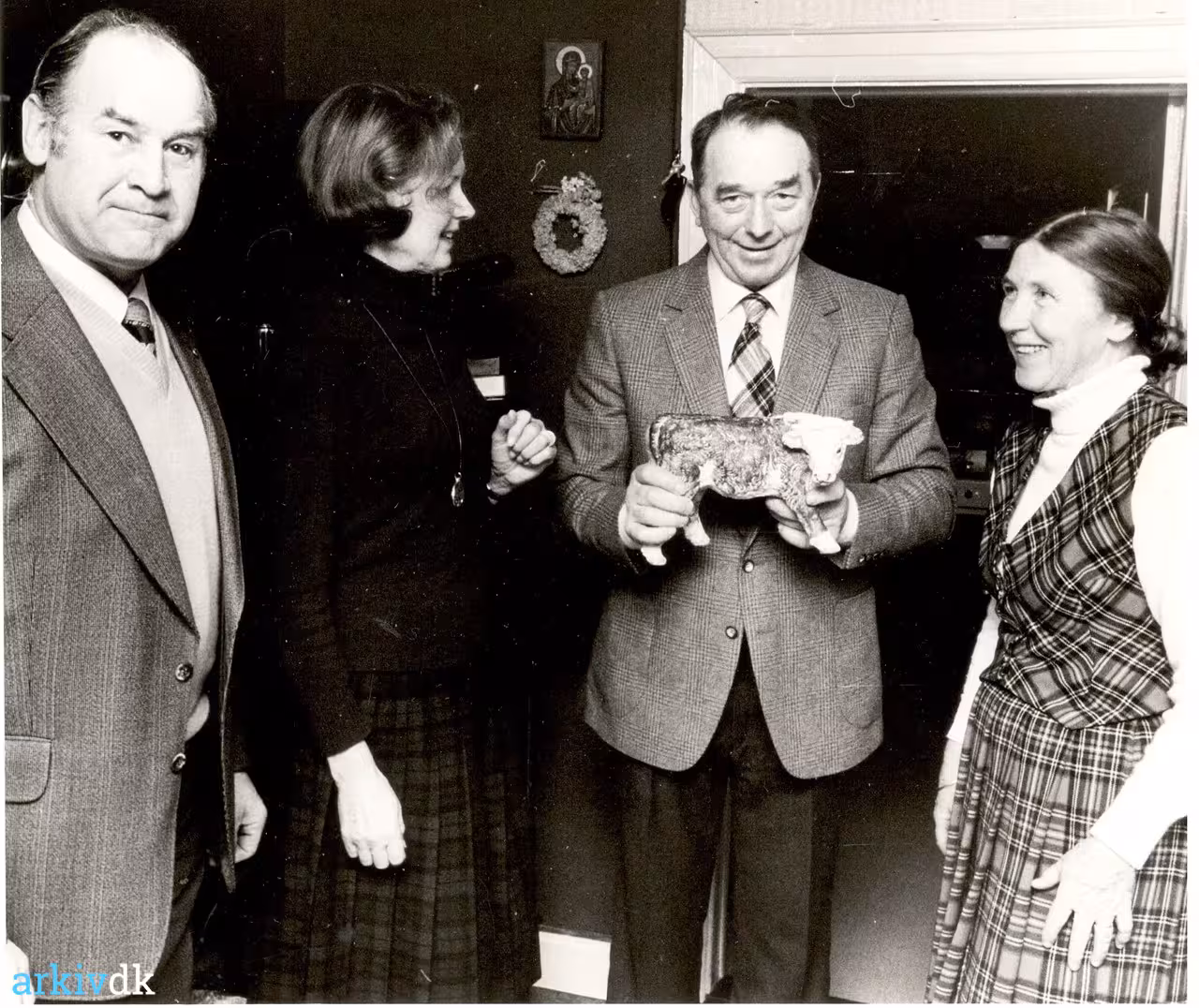 arkiv.dk | Rita og Svend Aage Andersen, Tangbjergegård modtager æresokse.
